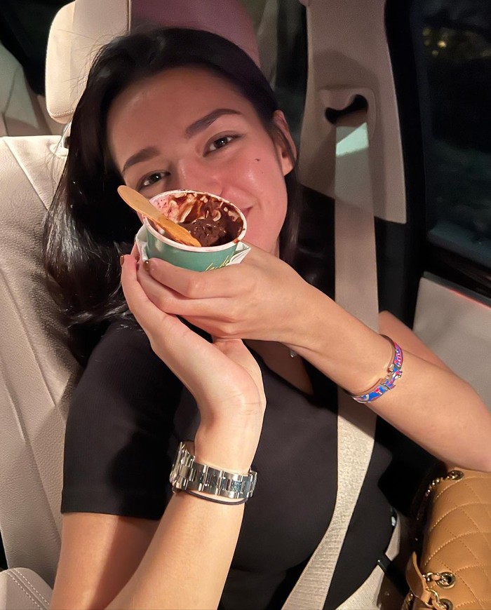 Pose Keren Susan Sameh saat Nikmati Dessert