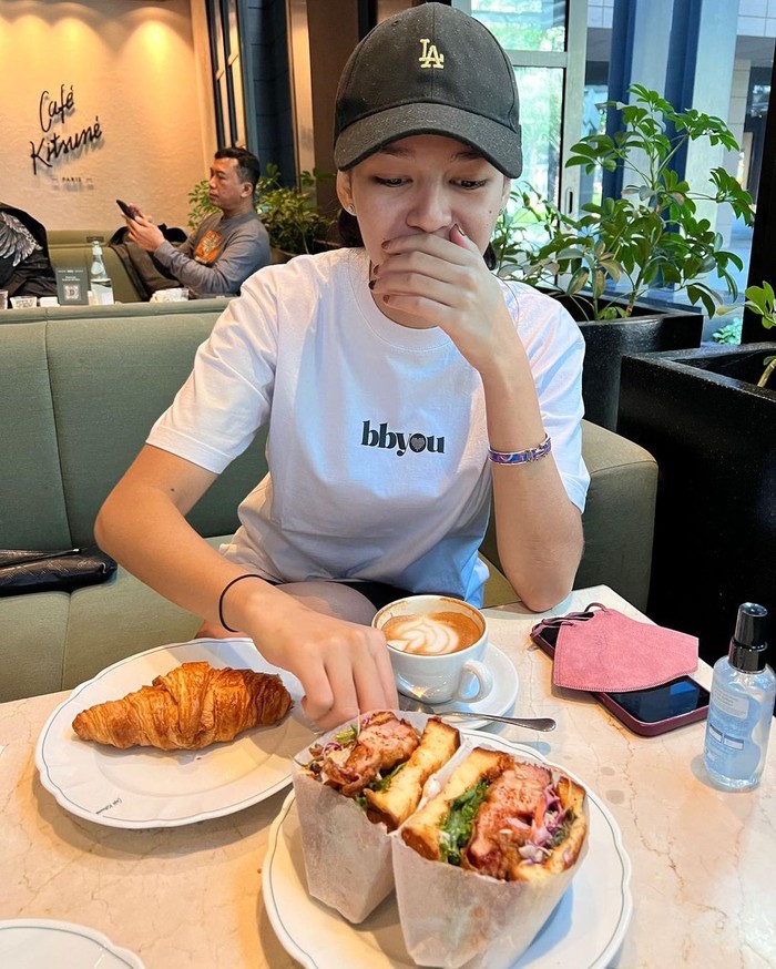 Pose Keren Susan Sameh saat Nikmati Dessert