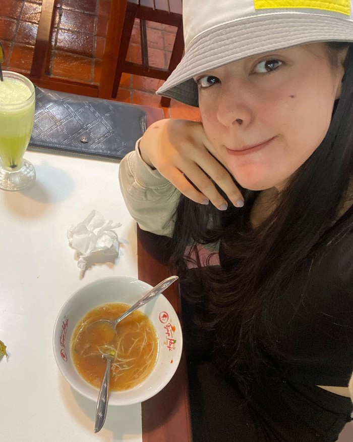 Pose Keren Susan Sameh saat Nikmati Dessert