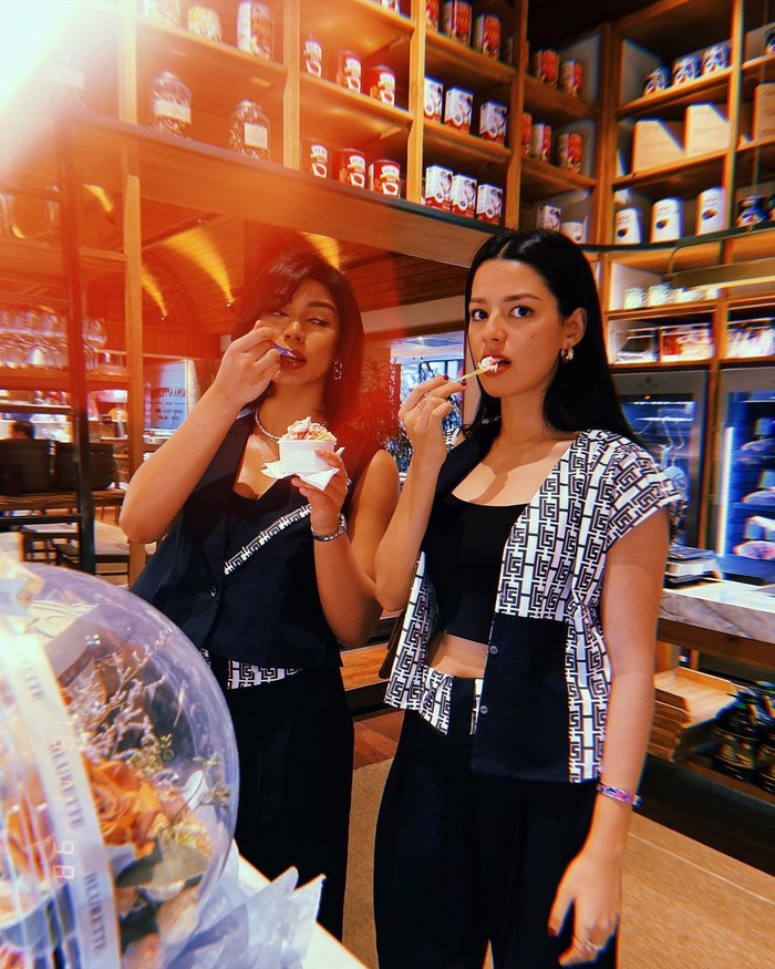 Pose Keren Susan Sameh saat Nikmati Dessert