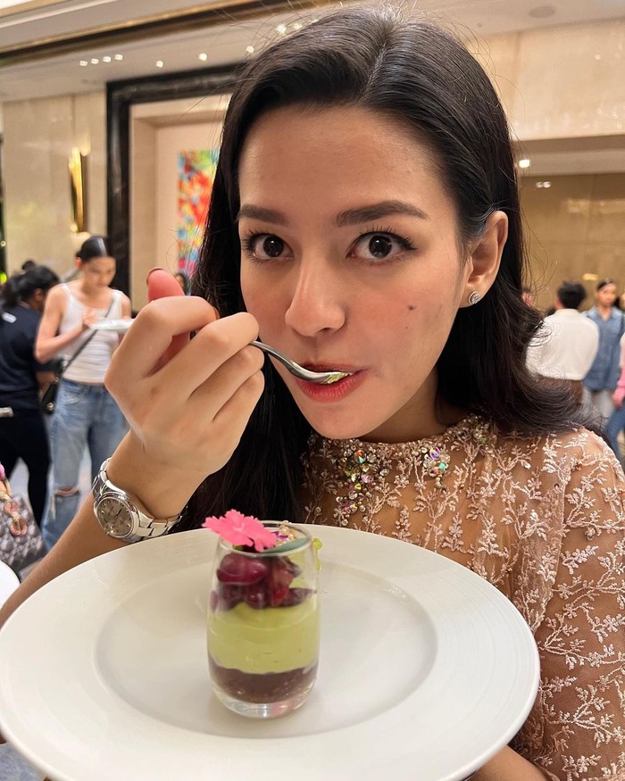 Pose Keren Susan Sameh saat Nikmati Dessert