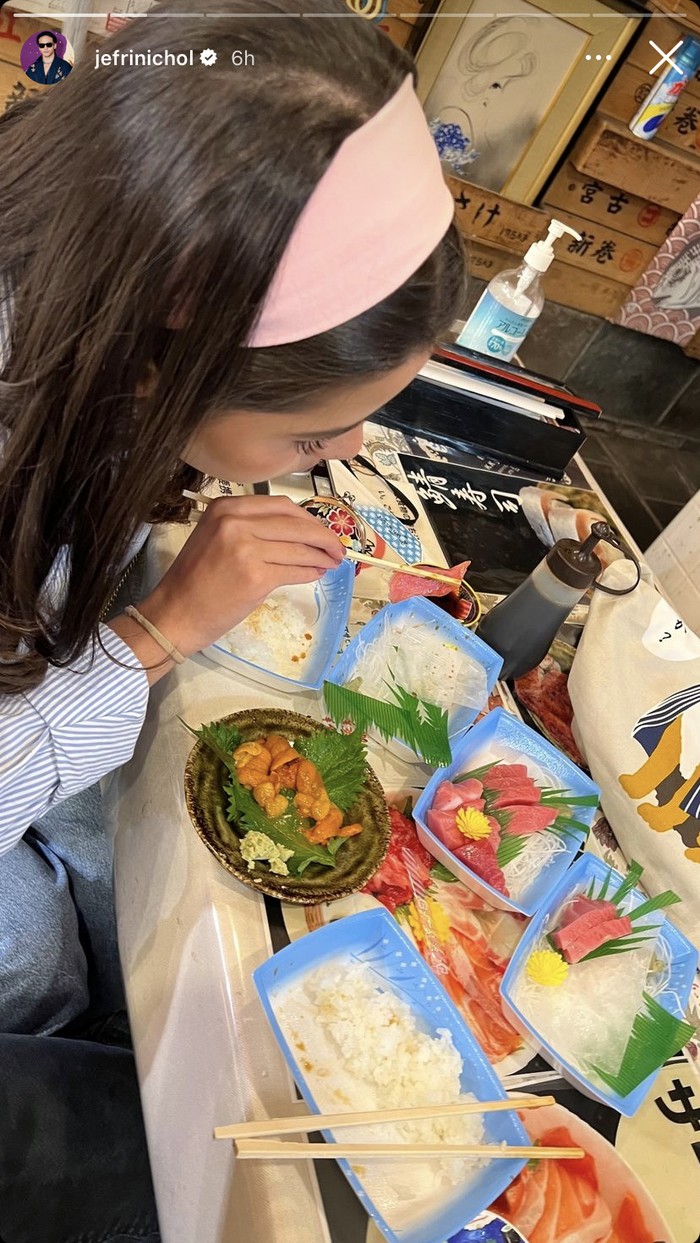 Liburan ke Jepang, Jefri Nichol dan Maria Theodore Santap Sashimi dan Wagyu