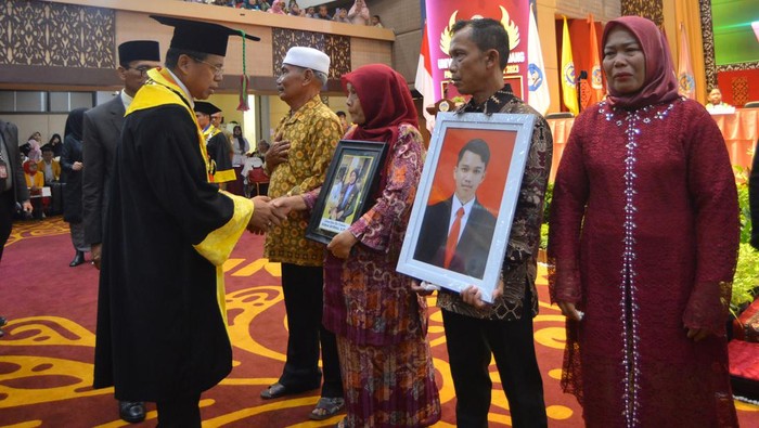 Pilu, Orang Tua Korban Tewas Erupsi Marapi Gantikan Anaknya Wisuda Pilu, Orang Tua Korban Tewas Erupsi Marapi Gantikan Anaknya Wisuda