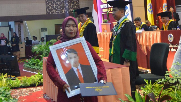 Pilu, Orang Tua Korban Tewas Erupsi Marapi Gantikan Anaknya Wisuda Pilu, Orang Tua Korban Tewas Erupsi Marapi Gantikan Anaknya Wisuda