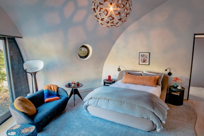 8 Potret Rumah Robert Downey Jr di Malibu yang Dibangun Pakai Balon