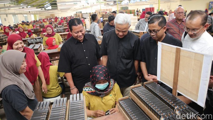 Ganjar Temui Perempuan-perempuan Kretek di Yogya