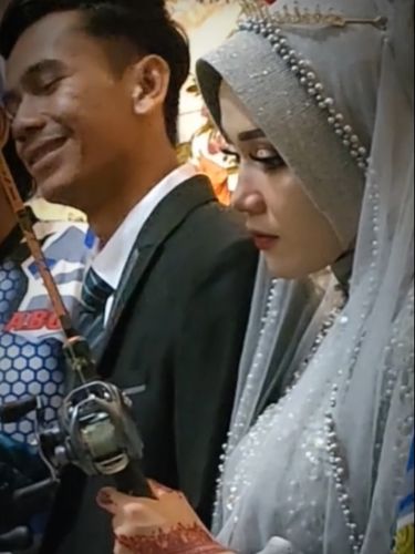 Pernikahan Viral Pengantinnya Bawa Joran Pancing, Ekspresi Istri Jadi Sorotan