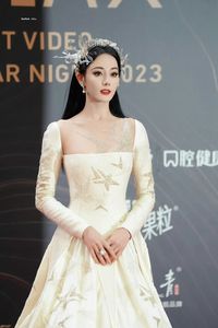 8 Gaya Terbaru Dilraba Dilmurat Menawan Pakai Gaun Putih, Disebut Bak Peri