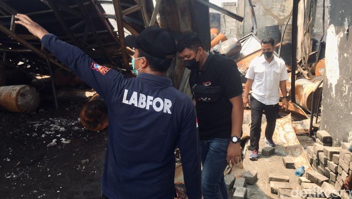 Labfor Polda Jatim Olah TKP Gudang Tiner Kalianak Surabaya yang Terbakar Labfor Polda Jatim Olah TKP Gudang Tiner Kalianak Surabaya yang Terbakar