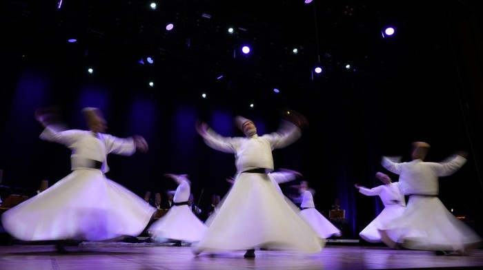 Tarian Sufi Peringati Wafatnya Penyair Religi Jalaluddin Rumi