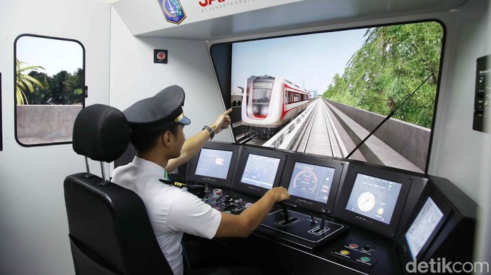 Intip Persiapan Masinis Sebelum Menjalankan LRT Jakarta