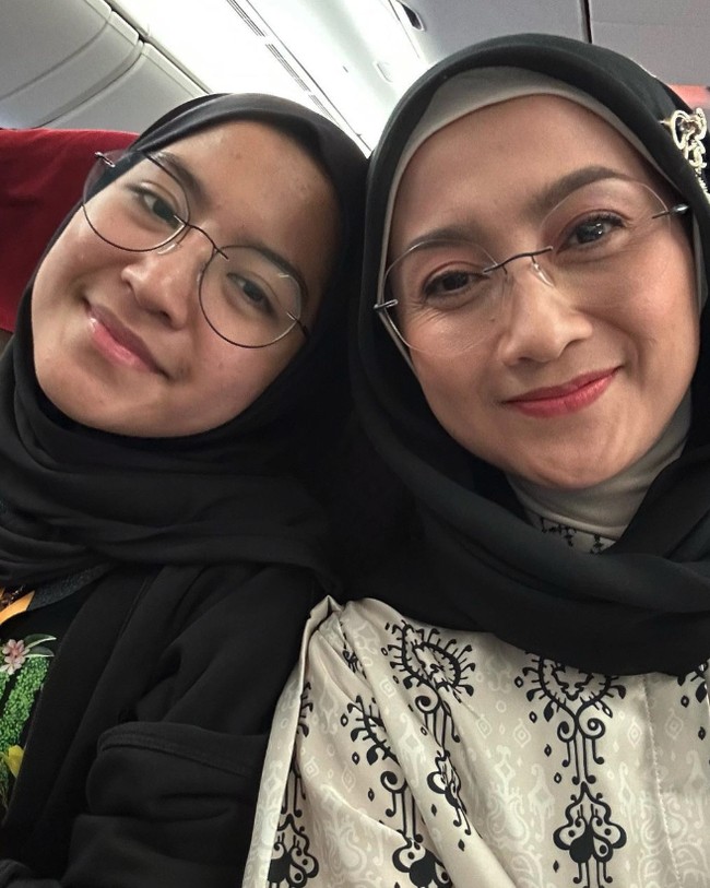 7 Potret Desy Ratnasari yang 'Menolak Tua' di Usia Setengah Abad