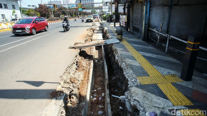 Penampakan Trotoar Margonda yang Dibongkar Lagi Usai Direvitalisasi