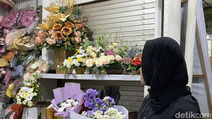 Jelang Nataru Pasar Bunga Kayoon Ramai Pembeli