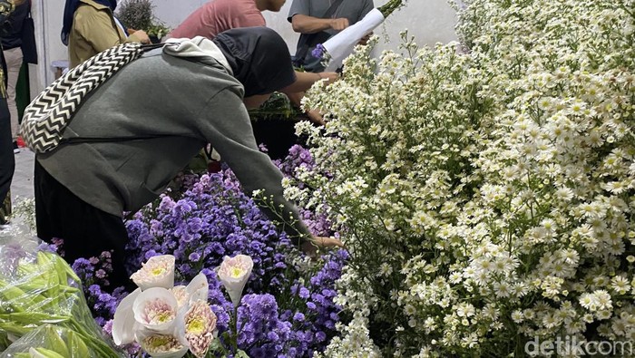 Jelang Nataru Pasar Bunga Kayoon Ramai Pembeli