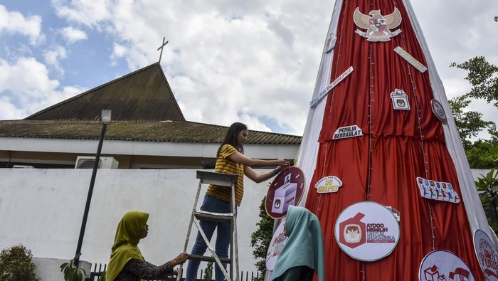 Warga Lintas Agama di Ciamis Bikin Pohon Natal Pemilu Damai, Yuk Lihat Warga Lintas Agama di Ciamis Bikin Pohon Natal Pemilu Damai, Yuk Lihat