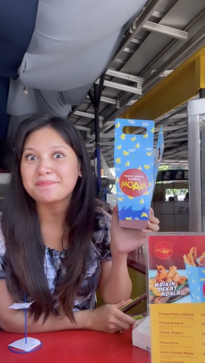 Pesona Indah Permatasari Saat 'Jualan' Pisgor hingga Bikin Donat