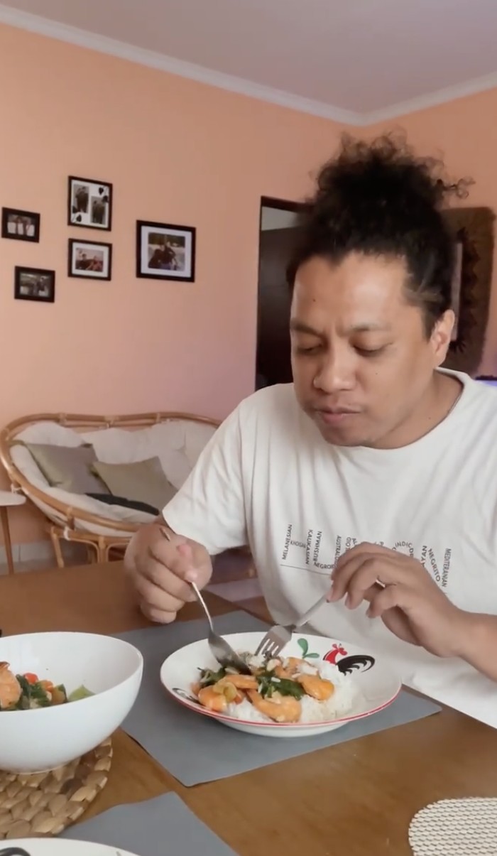 Pesona Indah Permatasari Saat 'Jualan' Pisgor hingga Bikin Donat