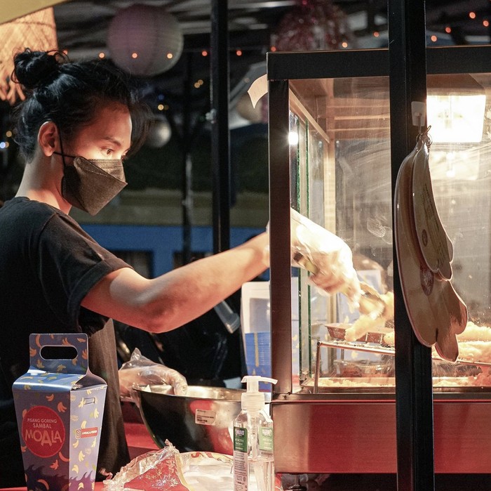 Pesona Indah Permatasari Saat 'Jualan' Pisgor hingga Bikin Donat