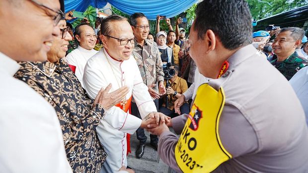 Misa Malam Natal, Menko PMK-Kapolri Sambangi Gereja Katedral Jakarta Misa Malam Natal, Menko PMK-Kapolri Sambangi Gereja Katedral Jakarta