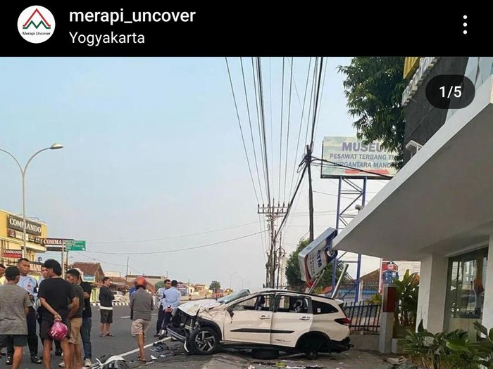 Kecelakaan di Dekat Flyover Janti, Mobil Hantam Pagar dan Tiang Neon Box Kecelakaan di Dekat Flyover Janti, Mobil Hantam Pagar dan Tiang Neon Box