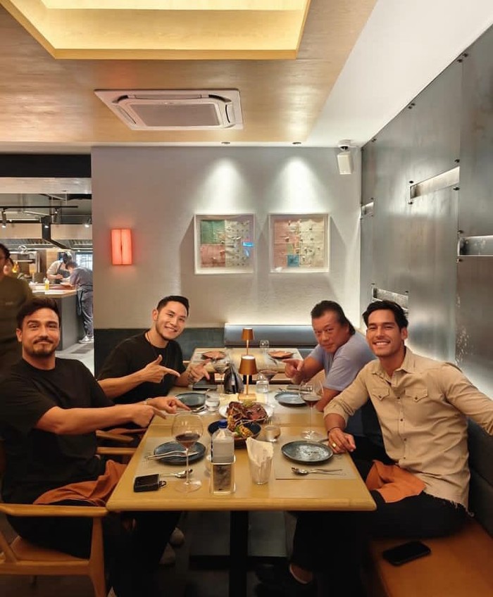 Gaya Keren Hamish Daud Hangout di Bali hingga Makan Bareng Keluarga