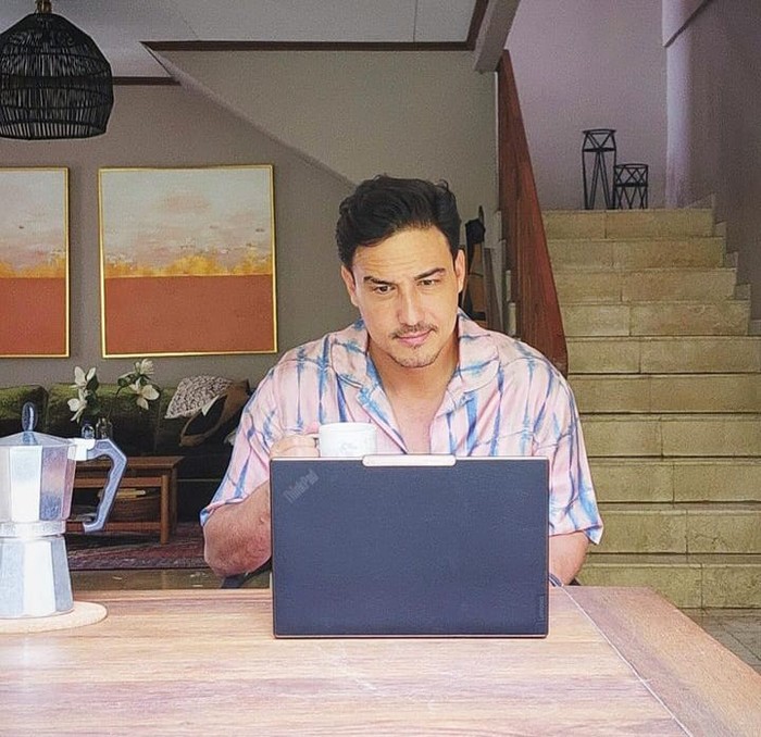 Gaya Keren Hamish Daud Hangout di Bali hingga Makan Bareng Keluarga