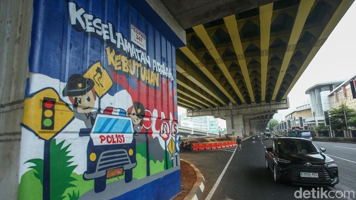 Mural Kota Bekasi Masa Kini Hiasi Kolong Tol Becakayu