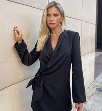 Model Ini Ditangkap karena Tak Pakai Baju Saat Jalan-jalan dengan Anjingnya