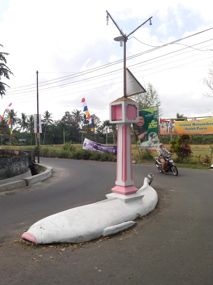 10 Tugu Makanan Unik di Berbagai Daerah, Gerobak Nasgor hingga Petai