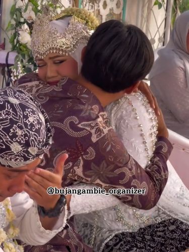 Viral Dua Pria Menangis Tersedu-sedu Saat Menyaksikan Prosesi Akad Nikah