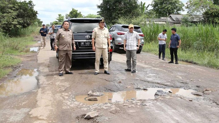Jalanan Viral di Lampung Tengah: Dulu Kubangan, Beton Mulus Kemudian