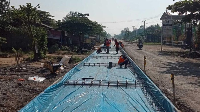Jalanan Viral di Lampung Tengah: Dulu Kubangan, Beton Mulus Kemudian