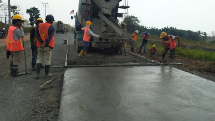 Jalanan Viral di Lampung Tengah: Dulu Kubangan, Beton Mulus Kemudian