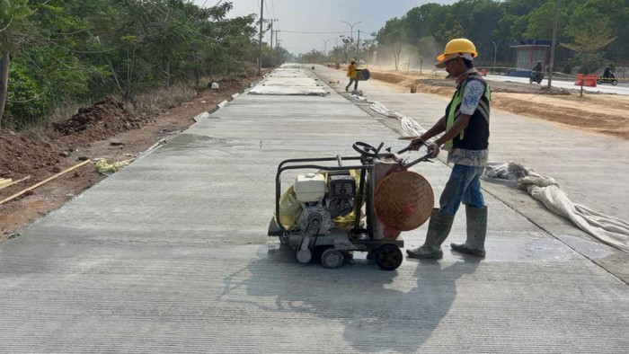 Jalanan Viral di Lampung Tengah: Dulu Kubangan, Beton Mulus Kemudian