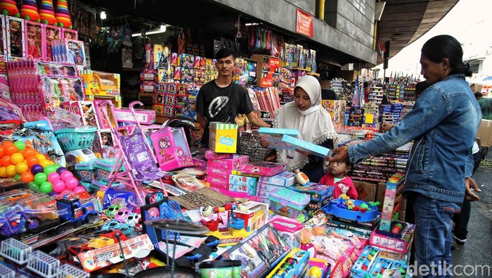 Libur Nataru, Yuk Berburu Mainan Anak di Pasar Asemka
