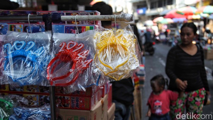 Libur Nataru, Yuk Berburu Mainan Anak di Pasar Asemka