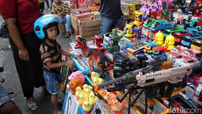 Libur Nataru, Yuk Berburu Mainan Anak di Pasar Asemka