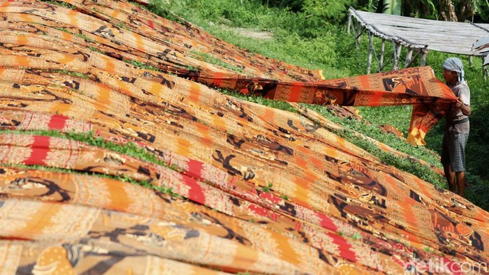 Melihat Penjemuran Kain Pantai di Sukoharjo