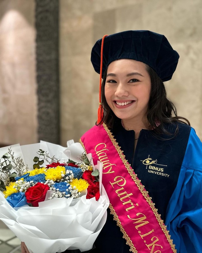 5 Potret Kebahagiaan Claudy Putri Dilamar Pacar