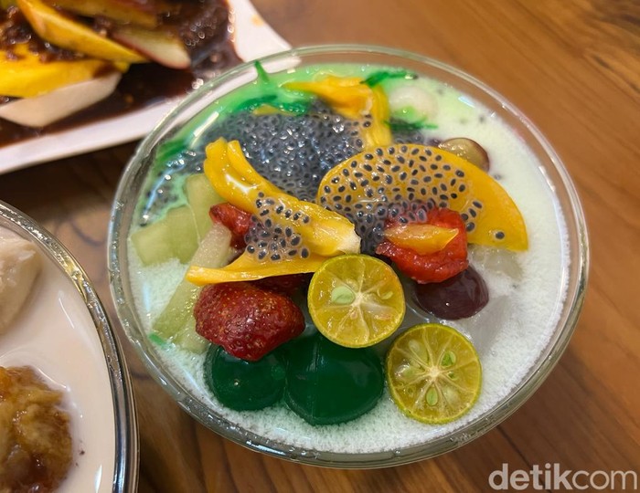 Segar! Es Kepal Rainbow hingga Es Cendol Durian dari Mataram