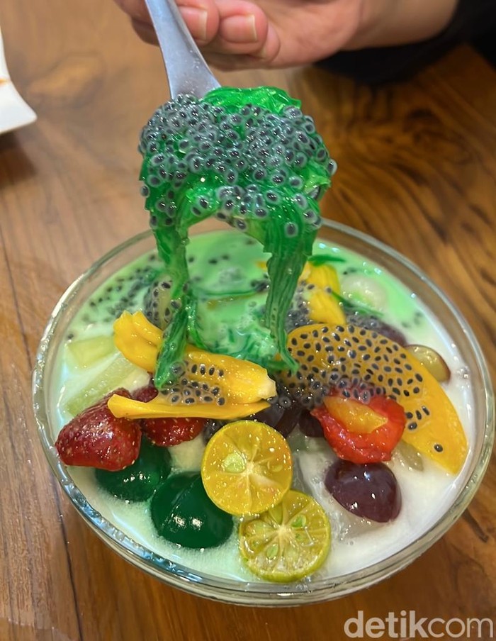 Segar! Es Kepal Rainbow hingga Es Cendol Durian dari Mataram