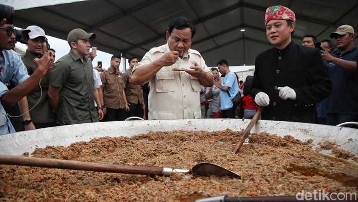 Momen Prabowo Masak Bareng Youtuber Bobon di Cilincing Momen Prabowo Masak Bareng Youtuber Bobon di Cilincing