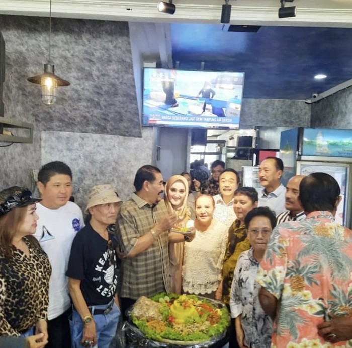 Seru! Mpok Atiek Kulineran Bareng Sahabat hingga Geng Arisan