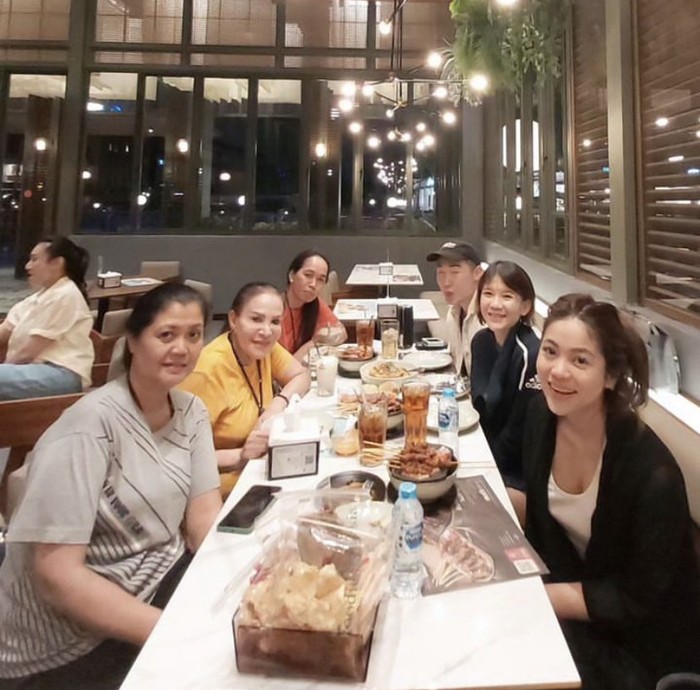 Seru! Mpok Atiek Kulineran Bareng Sahabat hingga Geng Arisan
