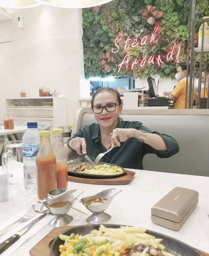 Seru! Mpok Atiek Kulineran Bareng Sahabat hingga Geng Arisan