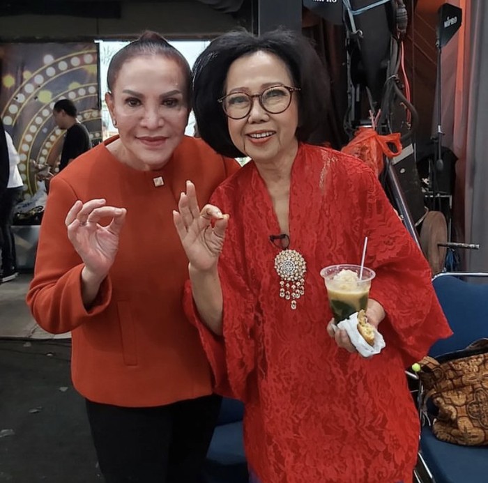 Seru! Mpok Atiek Kulineran Bareng Sahabat hingga Geng Arisan