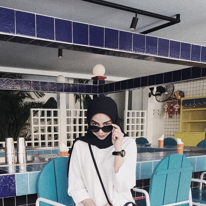 Keseruan Ira Nandha saat Ngopi Cantik di Kafe Estetik