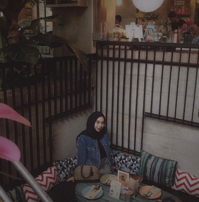 Keseruan Ira Nandha saat Ngopi Cantik di Kafe Estetik