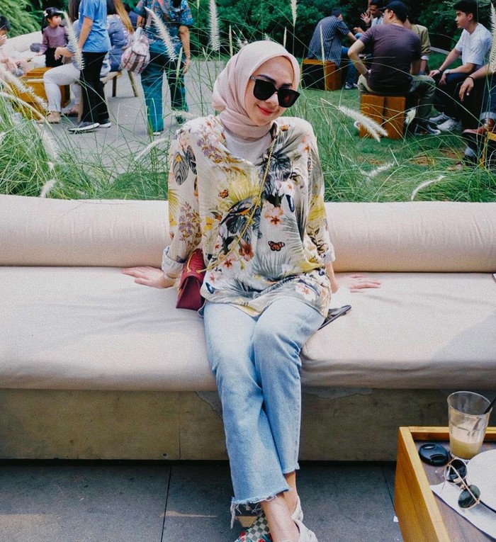 Keseruan Ira Nandha saat Ngopi Cantik di Kafe Estetik